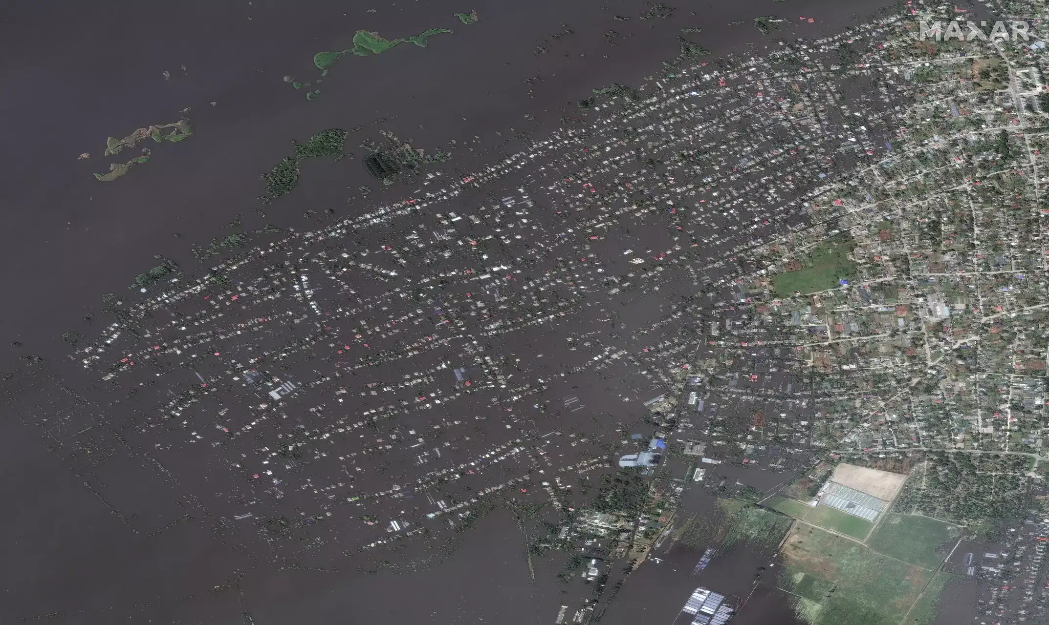 Ukraine dam collapse: A dam collapses and thousands face the deluge ...