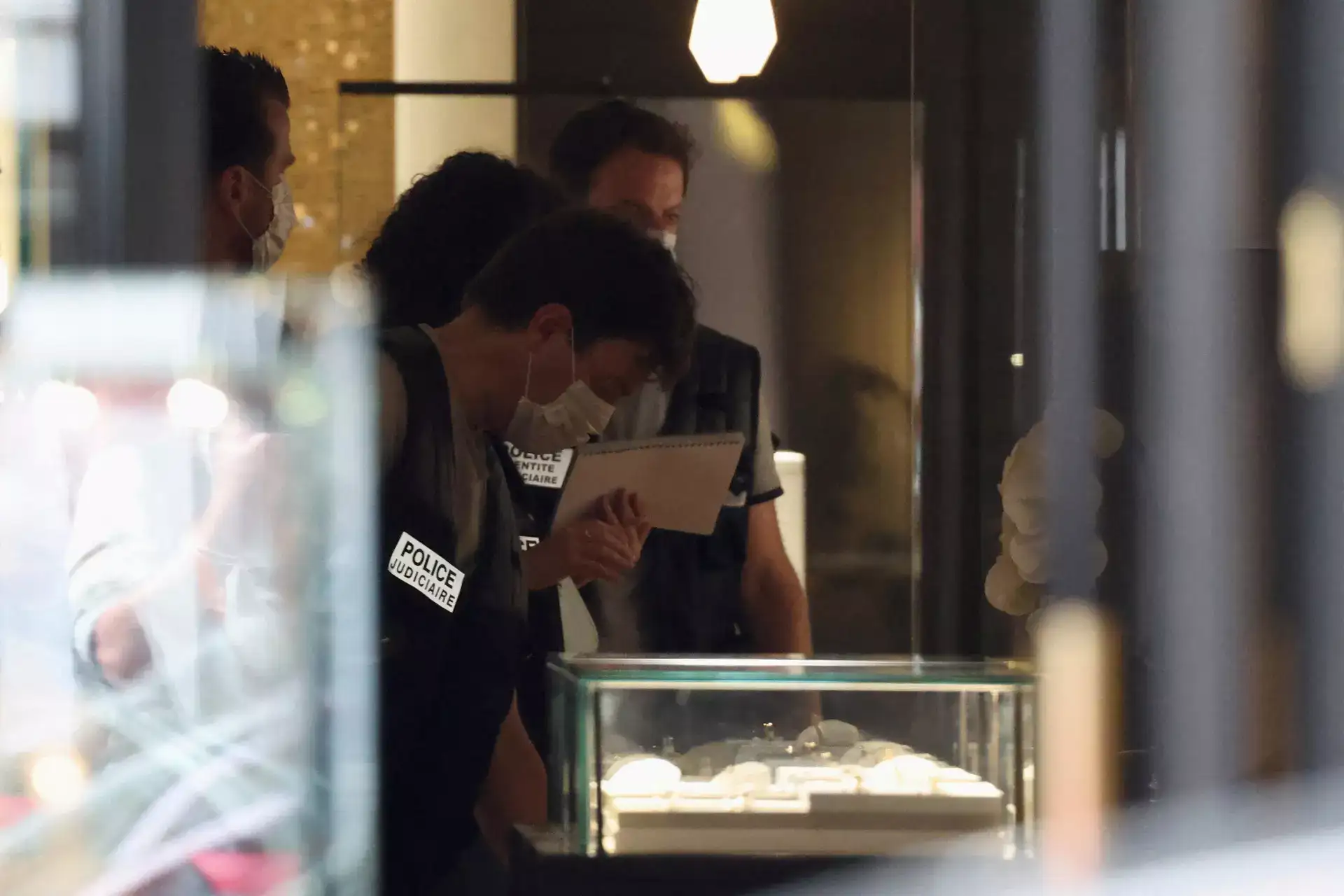 Paris robbery: Armed gang executes daring robbery at luxury jewellery ...