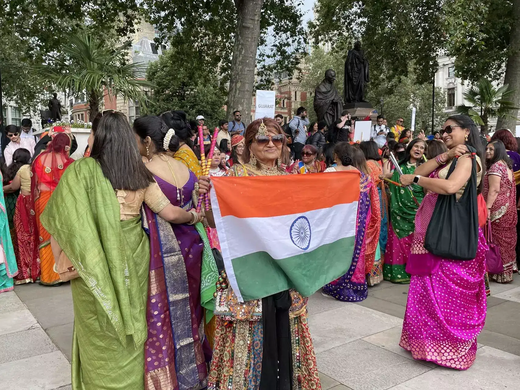 handloom day 2023: On National Handloom Day, 700 saree-clad PIO women ...