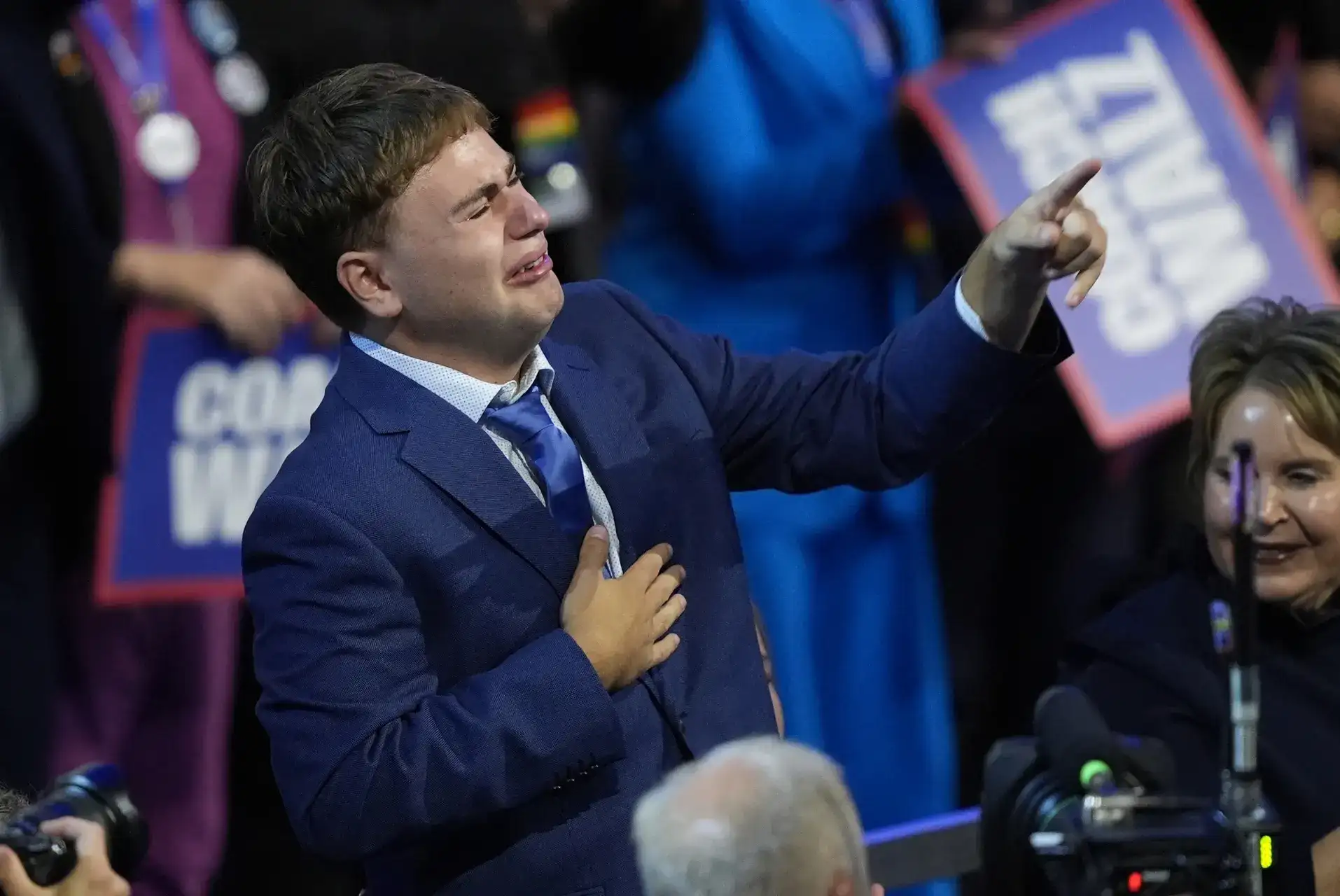 Gus Walz: "That's my dad!": Gus Walz tearfully cheers on his father Tim ...