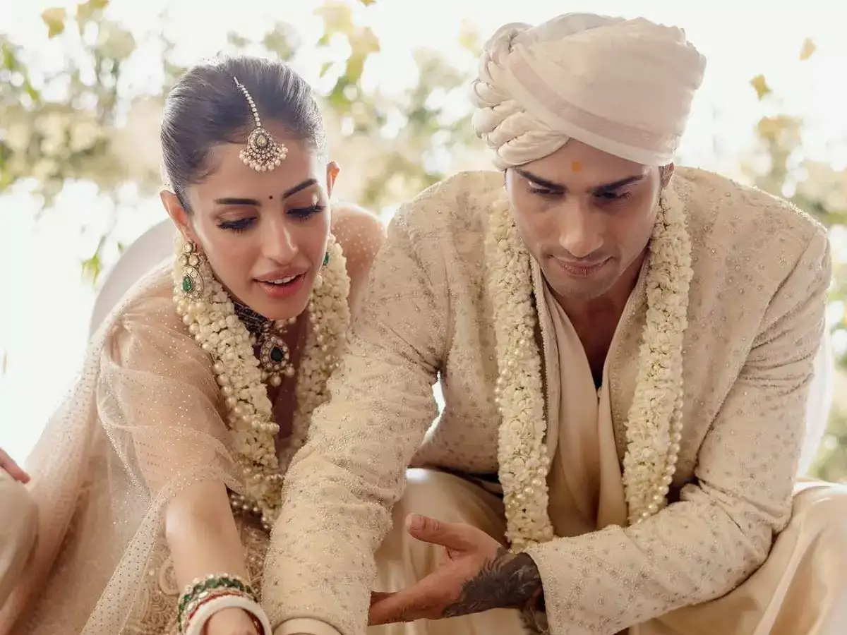 Prateik Babbar ties the knot to actress Priya Banerjee in a fairytale ...