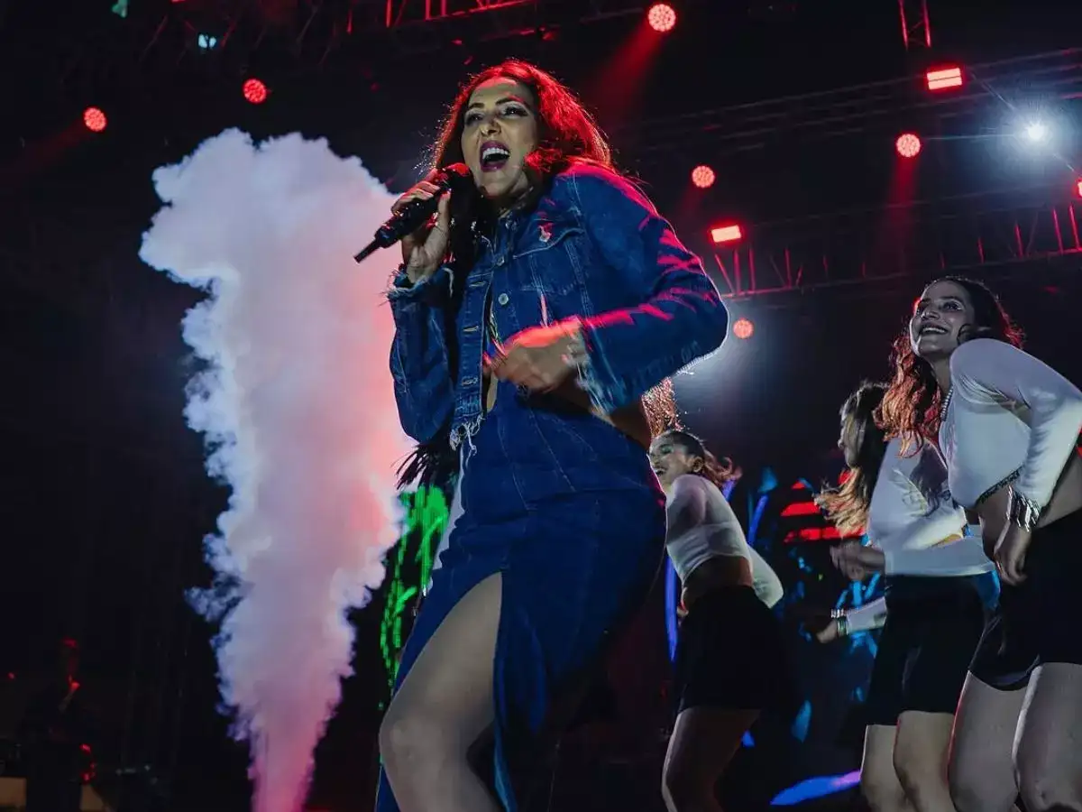 Singer Neeti Mohan, a Miranda House graduate, at DU fest mesmerizes ...