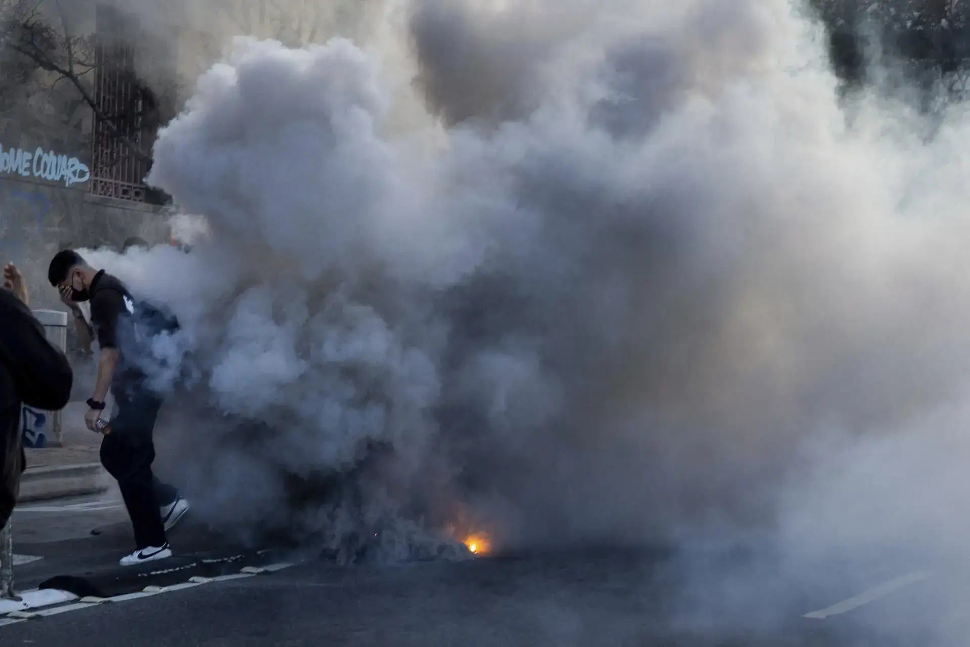 Los Angeles protests escalate as demonstrators torch vehicles, block ...