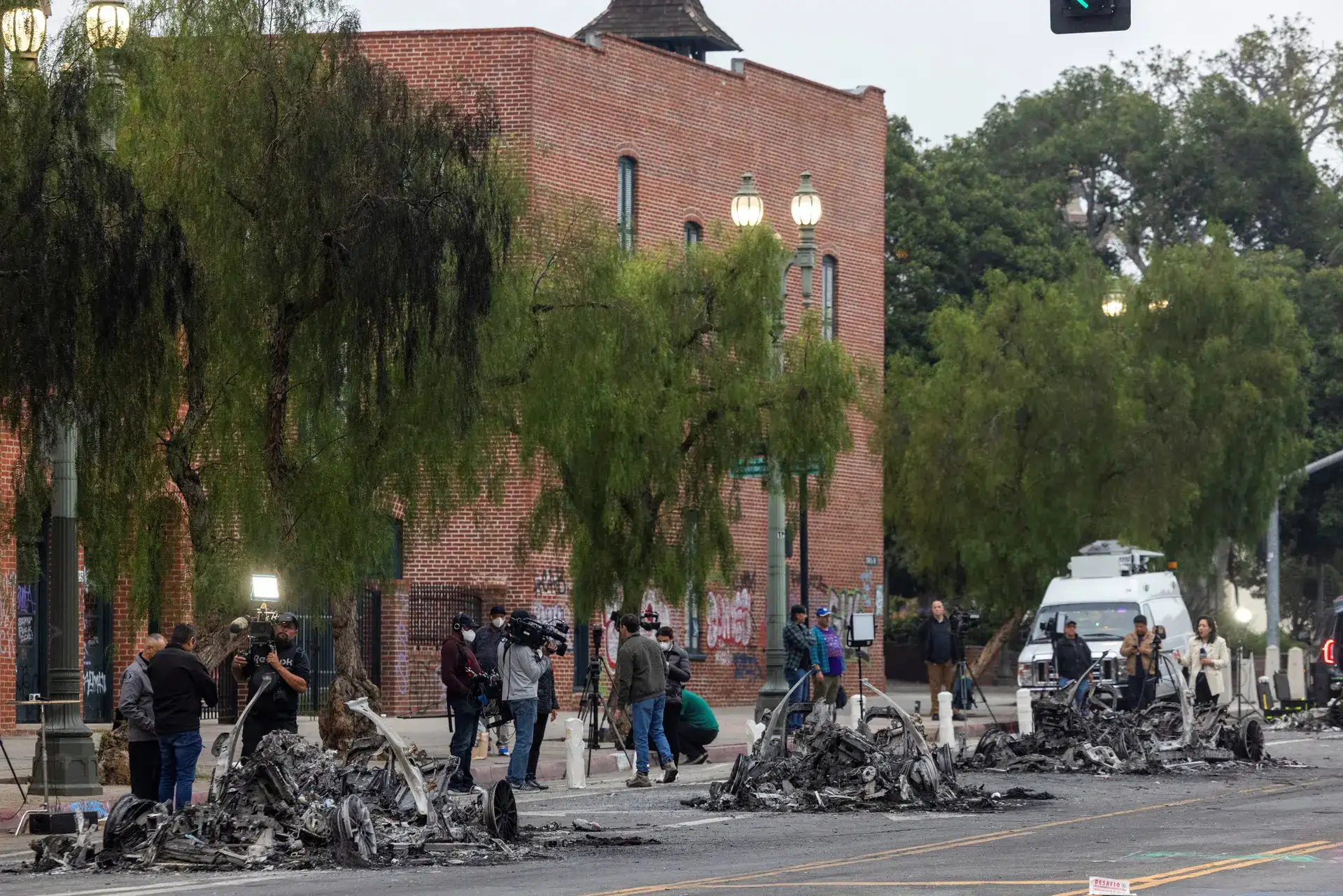 Los Angeles protests escalate as demonstrators torch vehicles, block ...