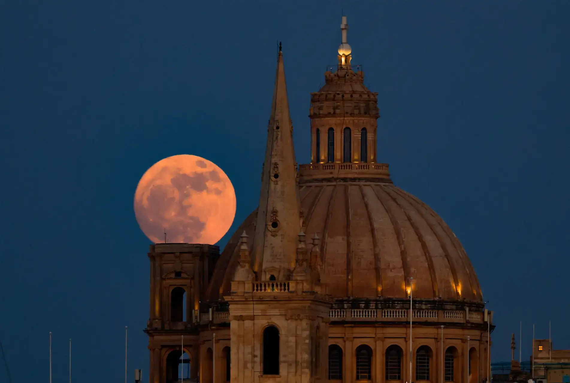 Strawberry Moon: Photos of extraordinary spectacle in the night sky ...