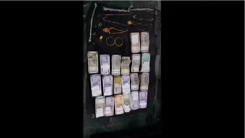 Odisha's vigilance department arrests 2019 OAS topper while taking Rs ...