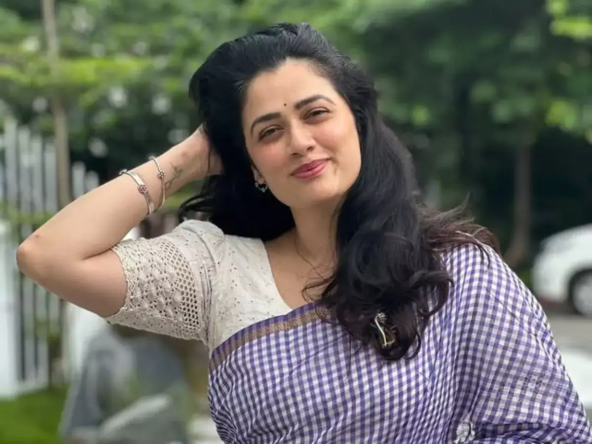 Who is Girija Oak, Indian netizens' new crush in blue saree? Her family, education, career. She ...