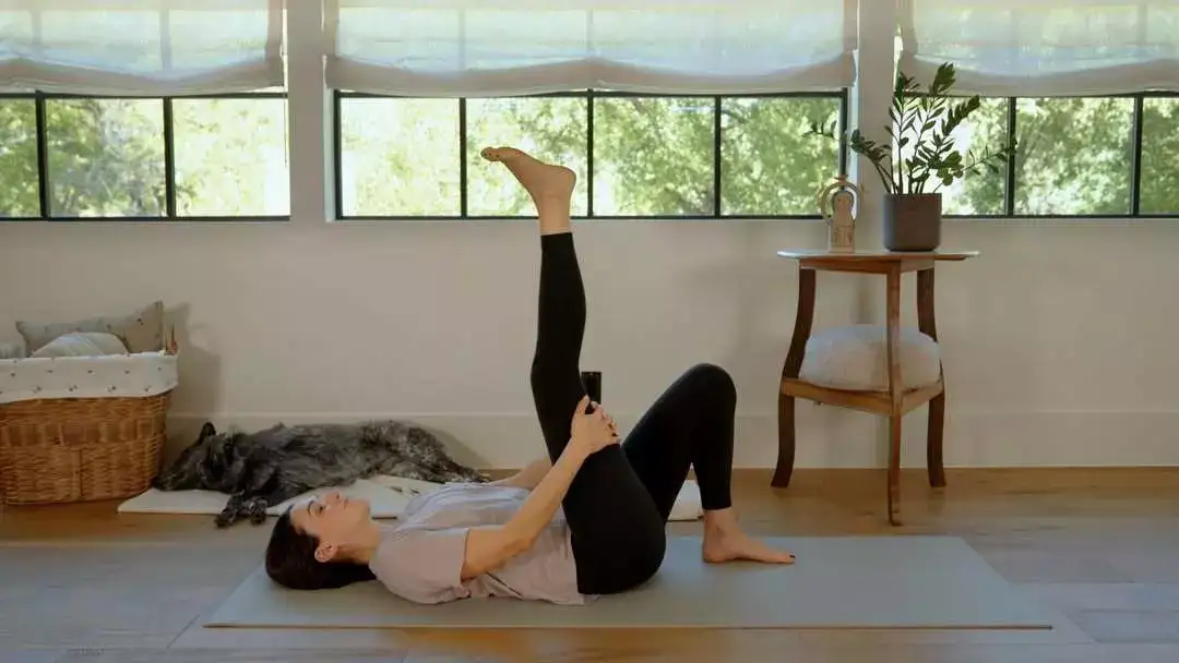 Why yoga instructor Adriene Mishler recommends 20 minutes of gentle ...