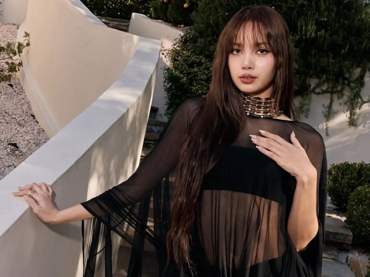 A Newly Brunette Lisa Stuns With Dark, Edgy Hair At The 2026 Golden ...