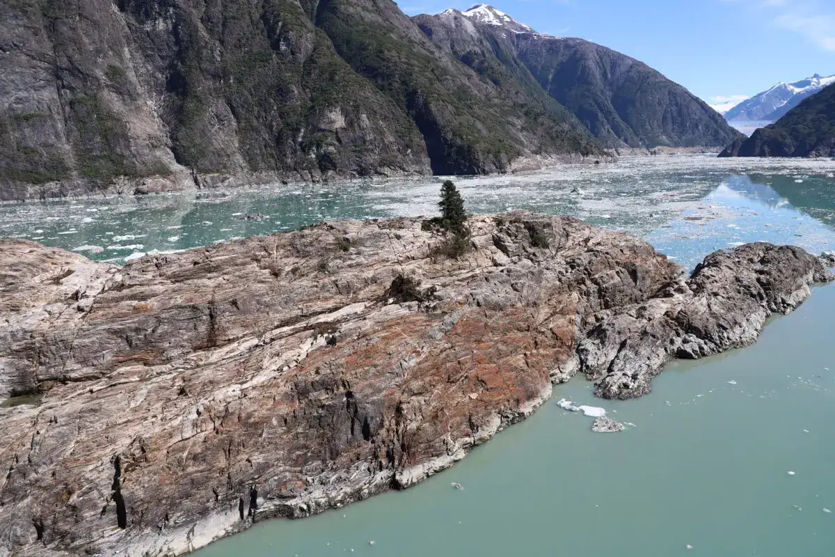 A 481-meter tsunami in Alaska's Tracy Arm Fjord, triggered when a ...