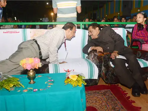 A few picture ideas for PM Narendra Modi as he goes shutter crazy - The ...