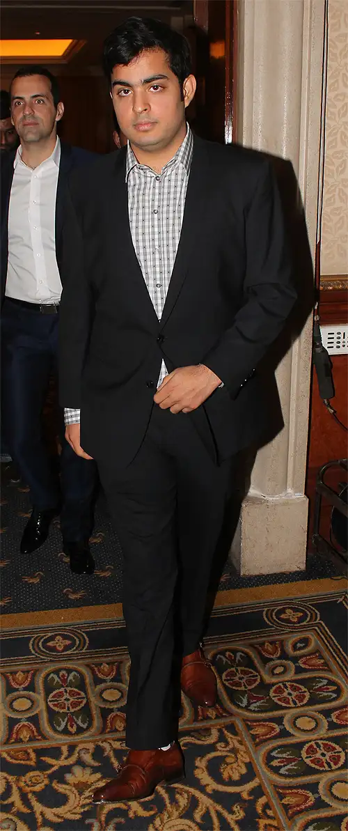 Start-up & fashion: Biggies put their best foot forward - The Economic ...