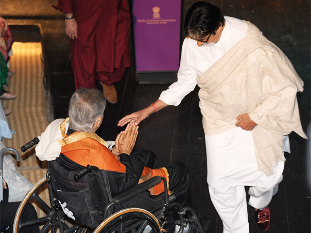 What Shashi Kapoor taught the Big B: Self-introduction, donning a smart ...