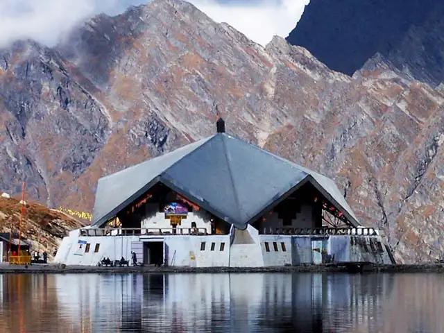 Head to Sonmarg, Pulga if you want to have winter vacation full of snow ...