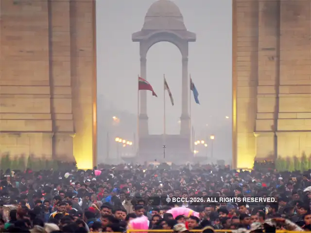 india gate: 'Unprecedented' number of New Year revellers shut down ...