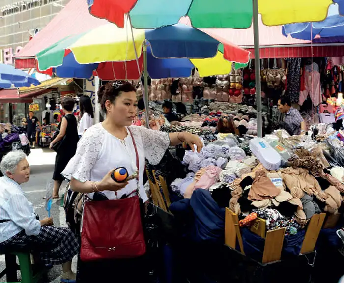 local markets: Arabian nights: Buy souvenir and enjoy local markets in ...