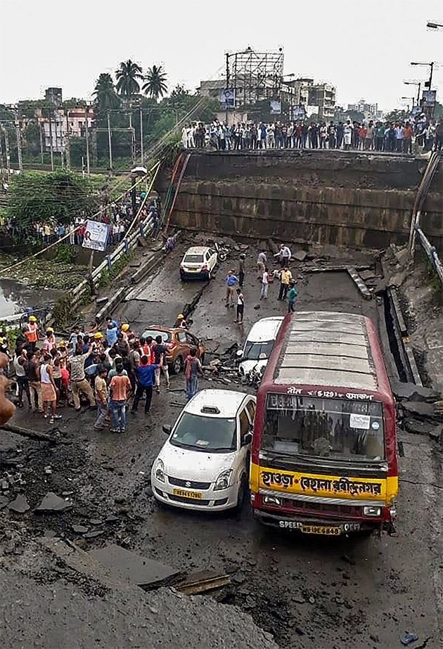 Kolkata Majerhat Bridge collapses: Kolkata's Majerhat Bridge collapses ...