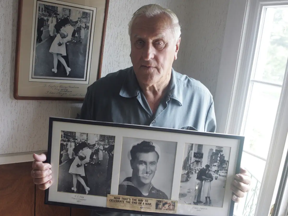 george mendonsa: The 'kissing sailor' from iconic World War II picture ...