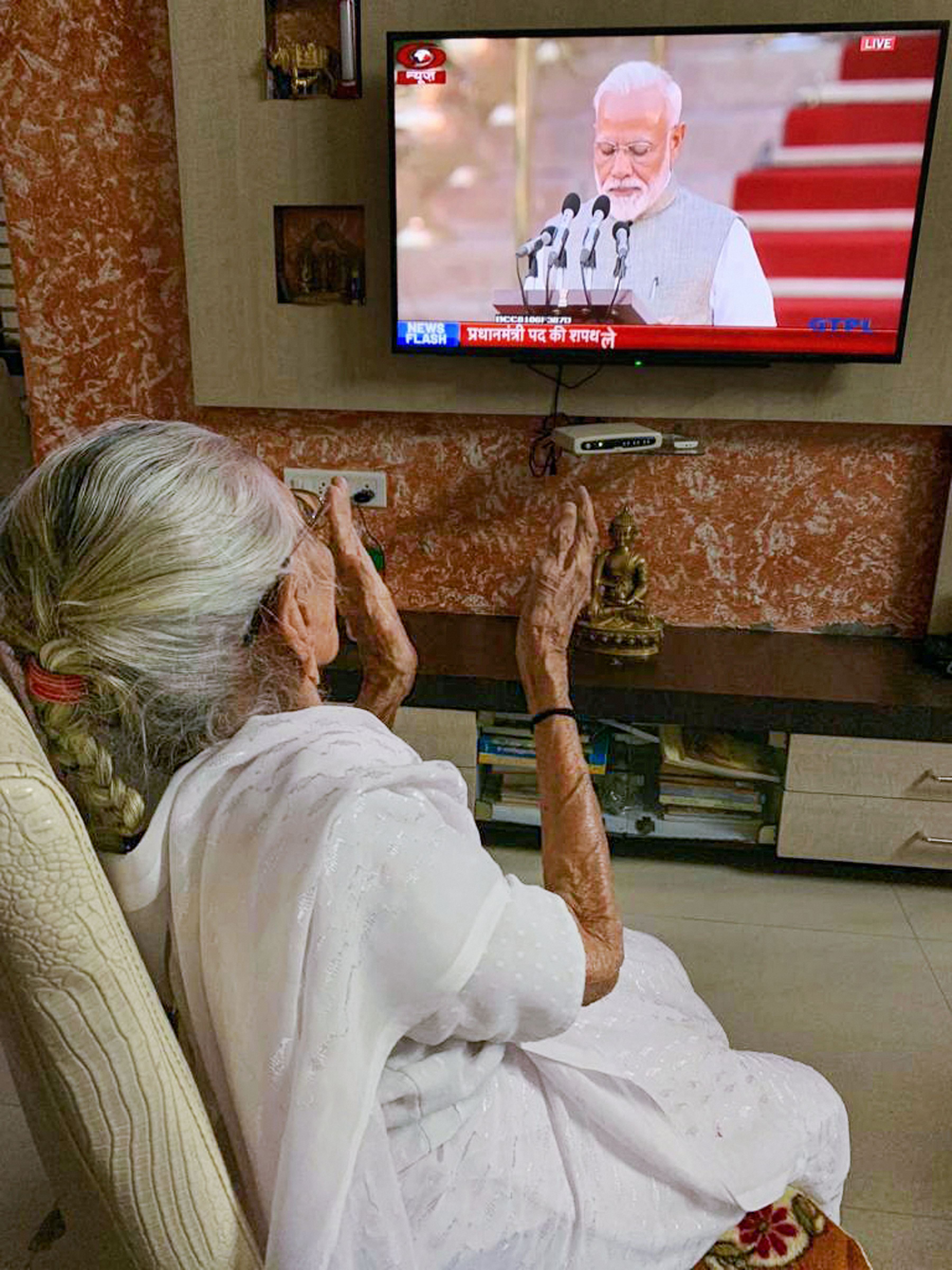 Modi Swearing-In Ceremony: Heeraben, mother of PM Modi, ecstatic to see ...