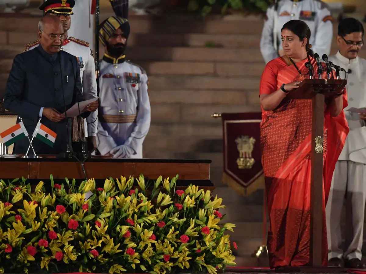 Asha Bhosle: Smriti Irani helps a 'stranded' Asha Bhosle at PM Modi's ...