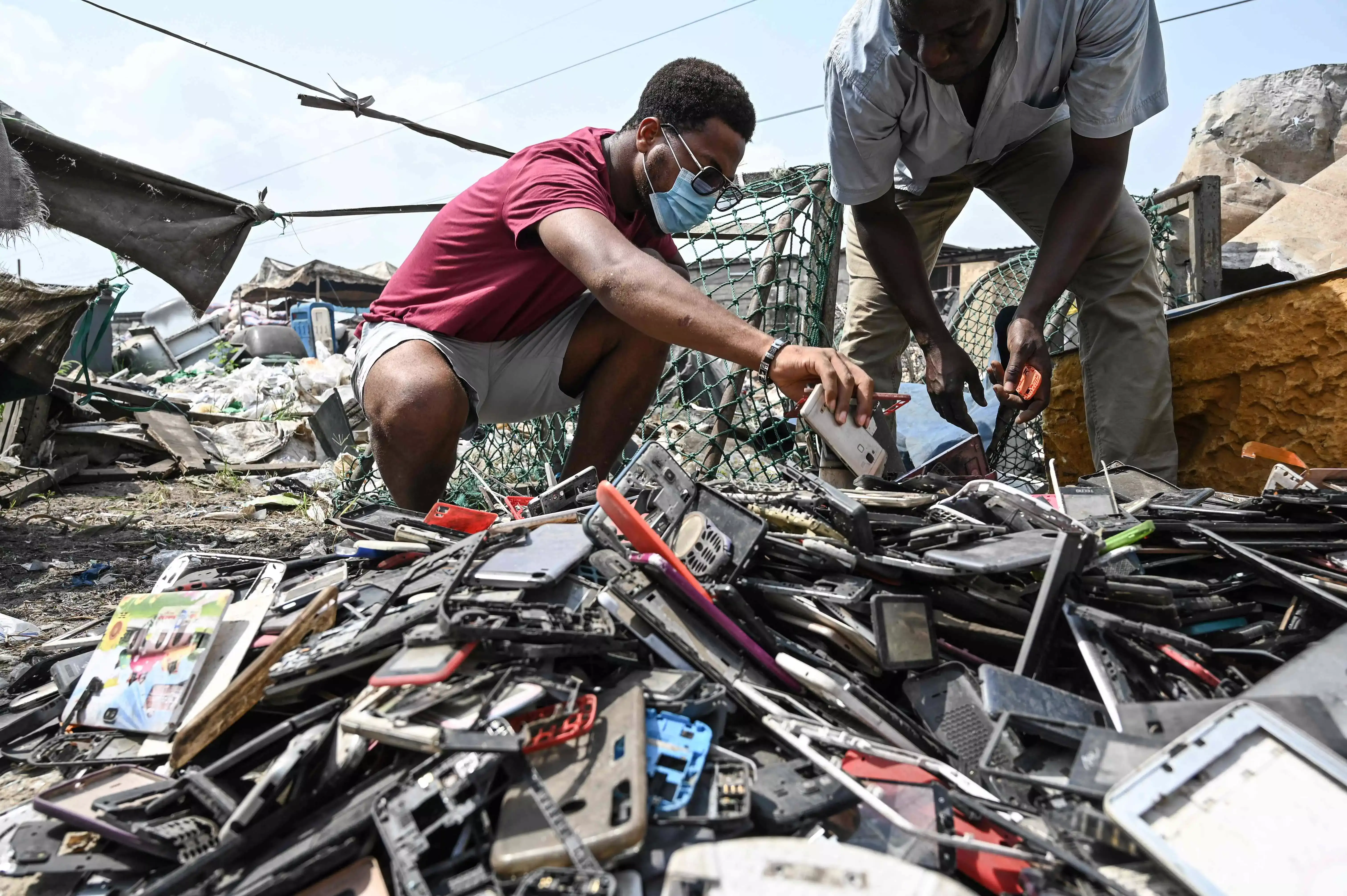 ewaste pollution: This Ivory Coast artist turns discarded smartphones ...