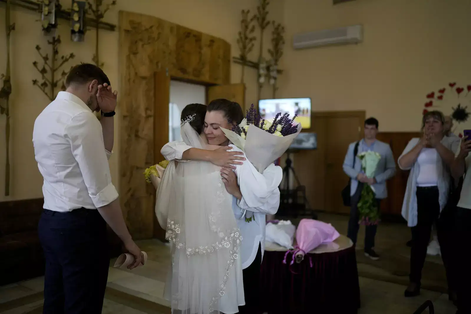 Ukraine: Couples in Ukraine are turning love into matrimony due to war ...