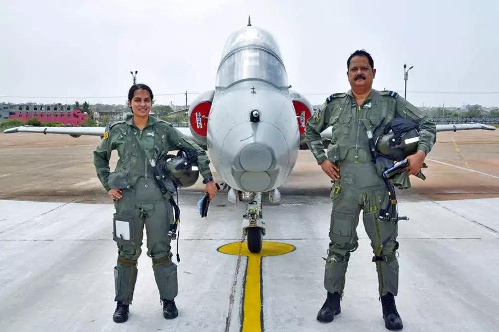 fighter pilot: In daddy's footsteps! Fighter pilot flies Hawk-132 with ...