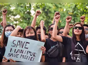 kuki: Kuki women form human chain to protect Meitei people from mob ...