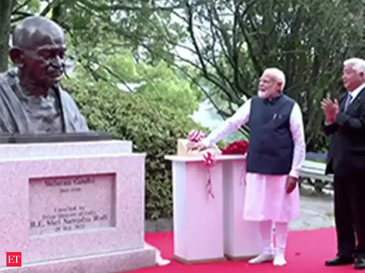 pm modi: G7 Summit: PM Modi unveils Mahatma Gandhi bust, pays floral ...
