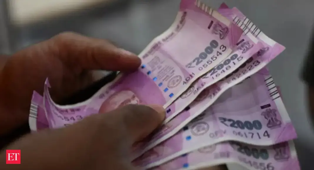 A Public private Divide On Day 1 Of Rs 2 000 Note Exchange The