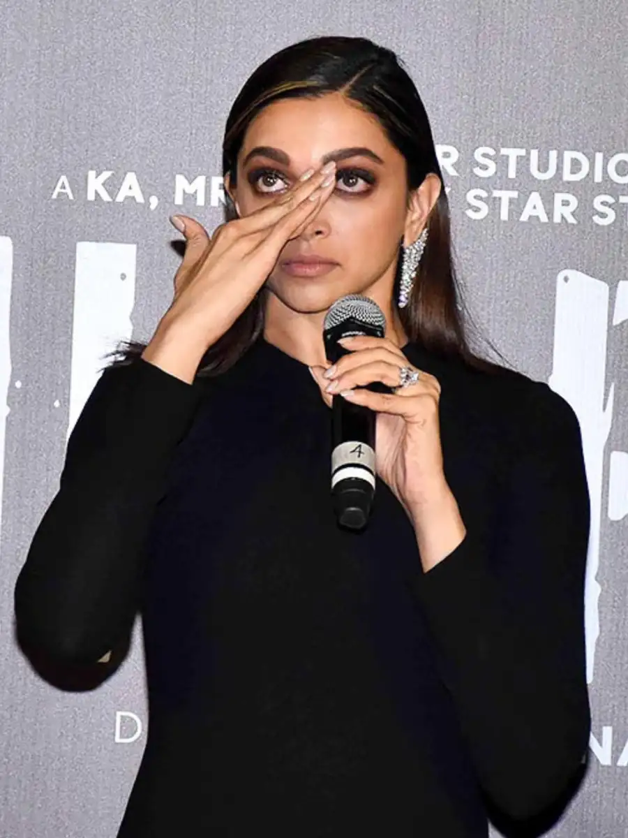 7 Bollywood actresses who were caught crying | mirchiplus