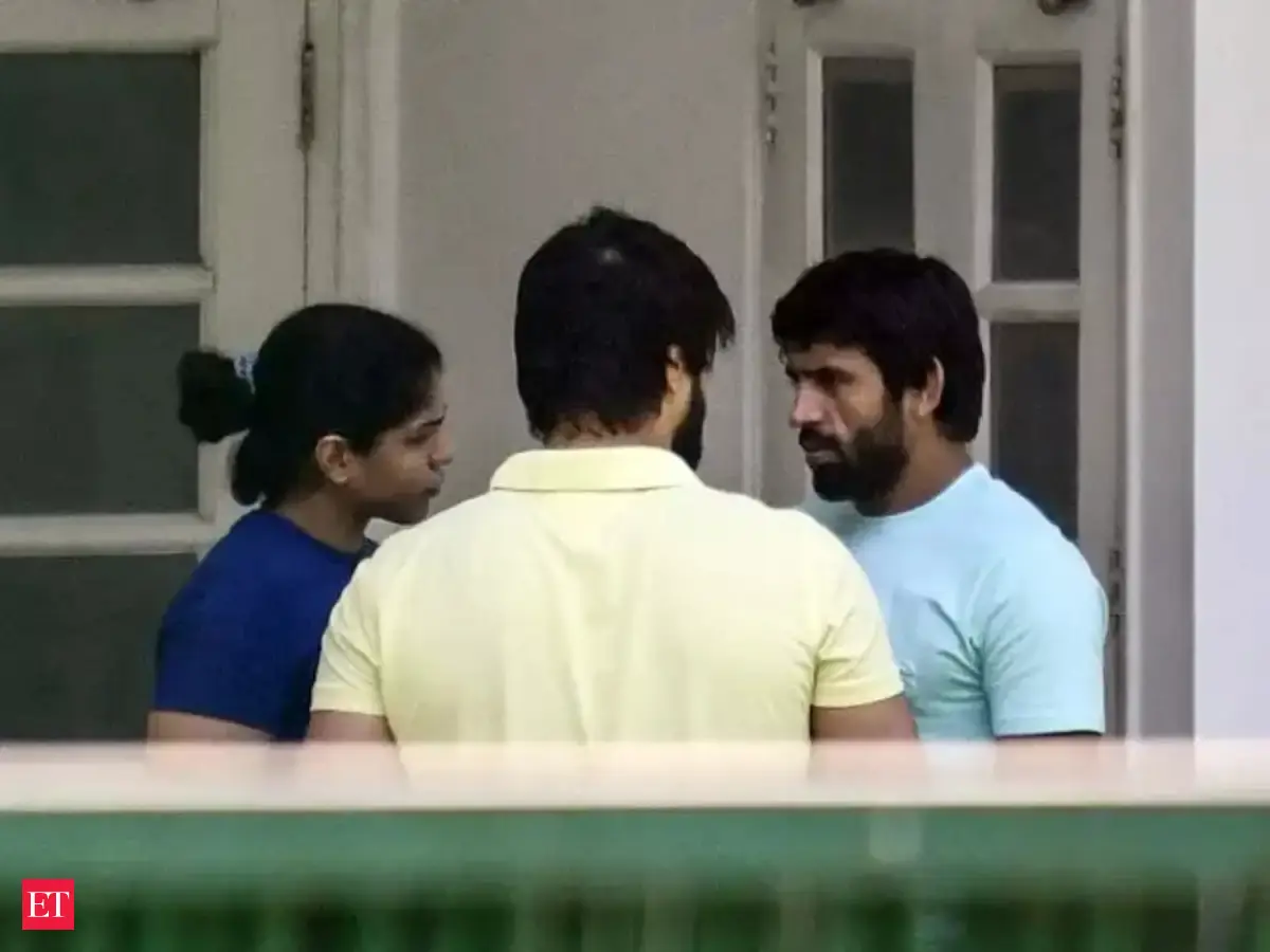 Wrestlers' protest: Bajrang Punia, Sakshi Malik visit Sports Minister ...