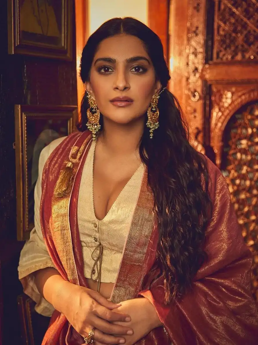 9 Stunning pictures showing Sonam Kapoor's fashion | mirchiplus