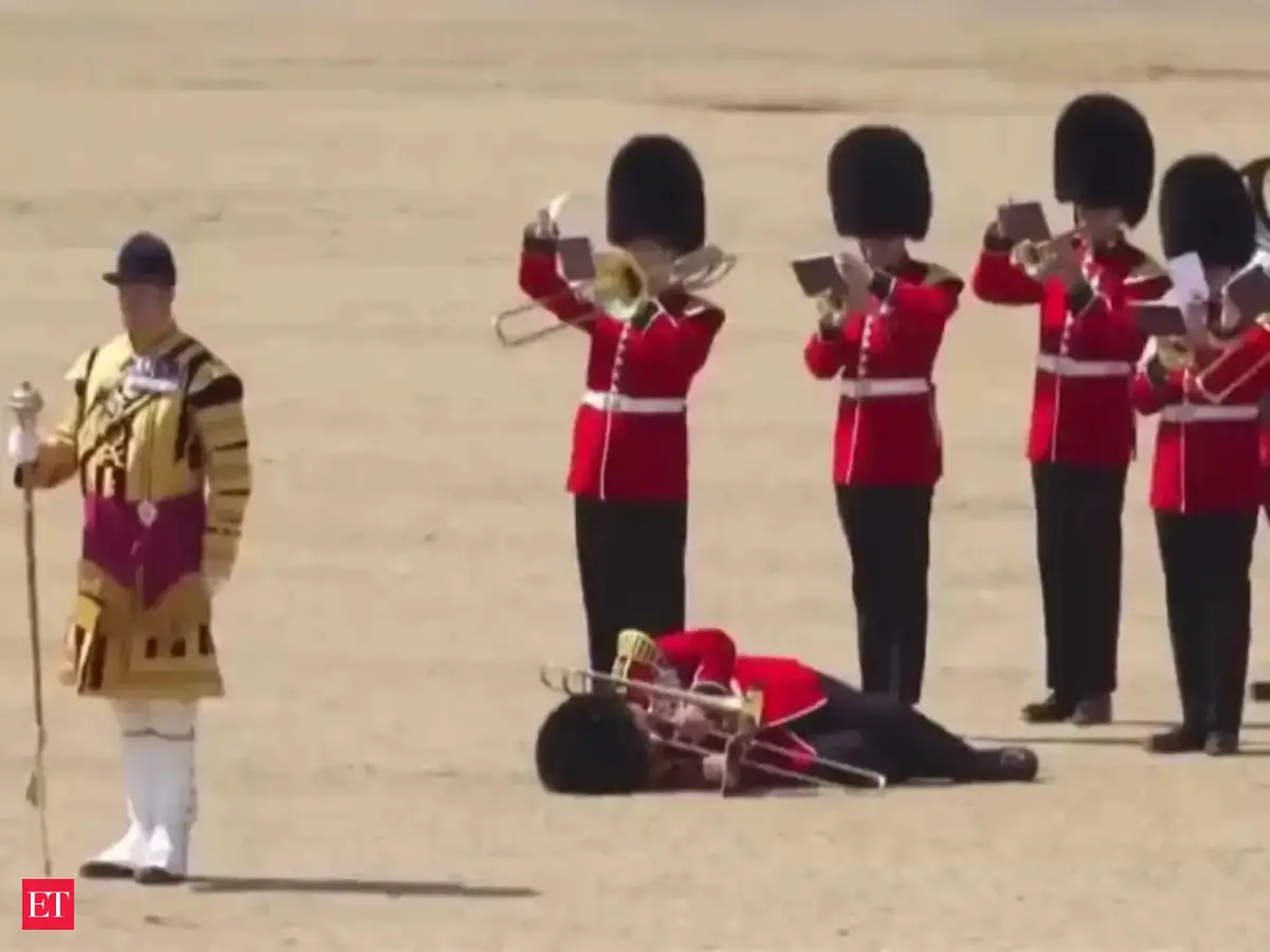 London heat: British Royal Guard faints amid parade rehearsal ahead of ...