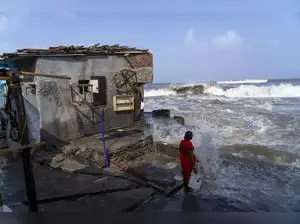 india: As Cyclone Biparjoy inches closer to India, Pakistan: Here's ...