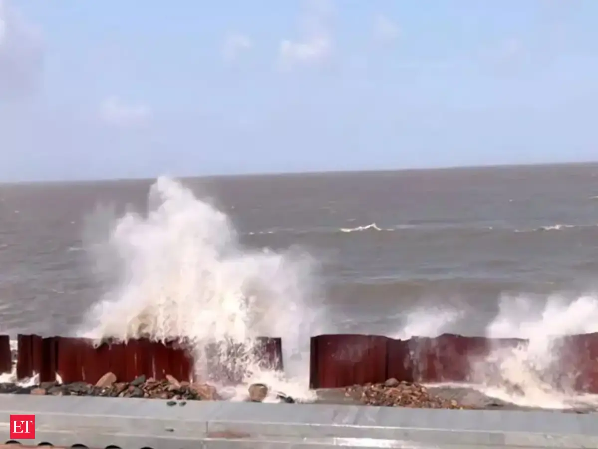 Cyclone Biparjoy ground report: Rough sea waves, strong winds and heavy ...