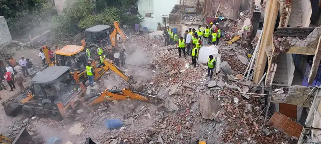 Gujarat Building Collapse Live: Three died, five injured in building ...
