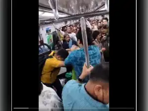 Delhi Metro Fight video: Viral video captures intense fight in Delhi ...