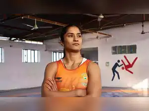 Vinesh Pulls Out of Asian Games Due to Knee Injury - The Economic Times