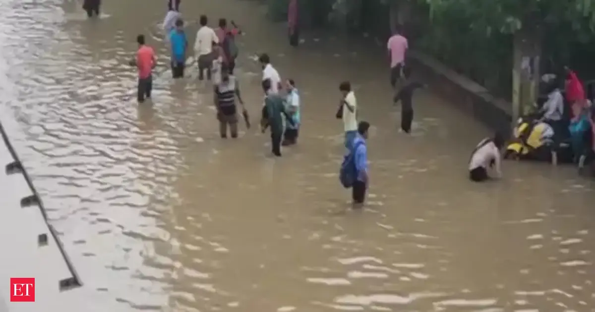 Heavy rain lashes Gurugram again, residents grapple with waterlogging ...