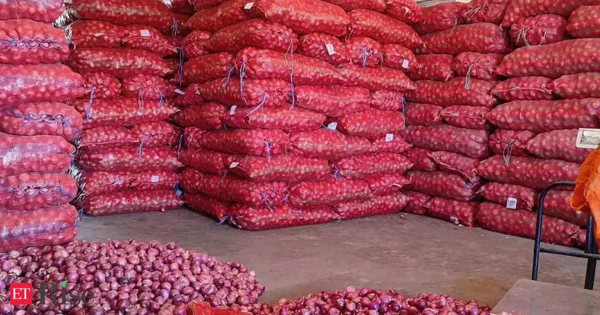 Govt assures onion farmers there won't be export ban impact; will buy 2 ...