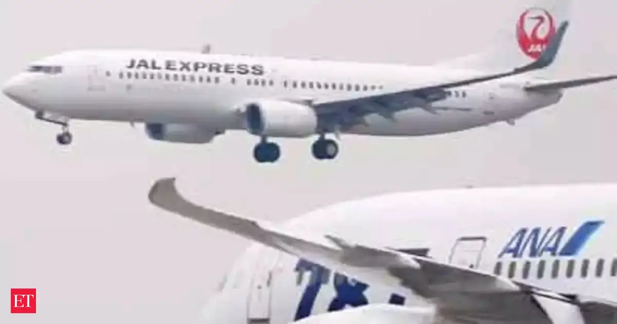 Japan ANA Boeing 737-800 flight turns back due to cockpit window crack ...