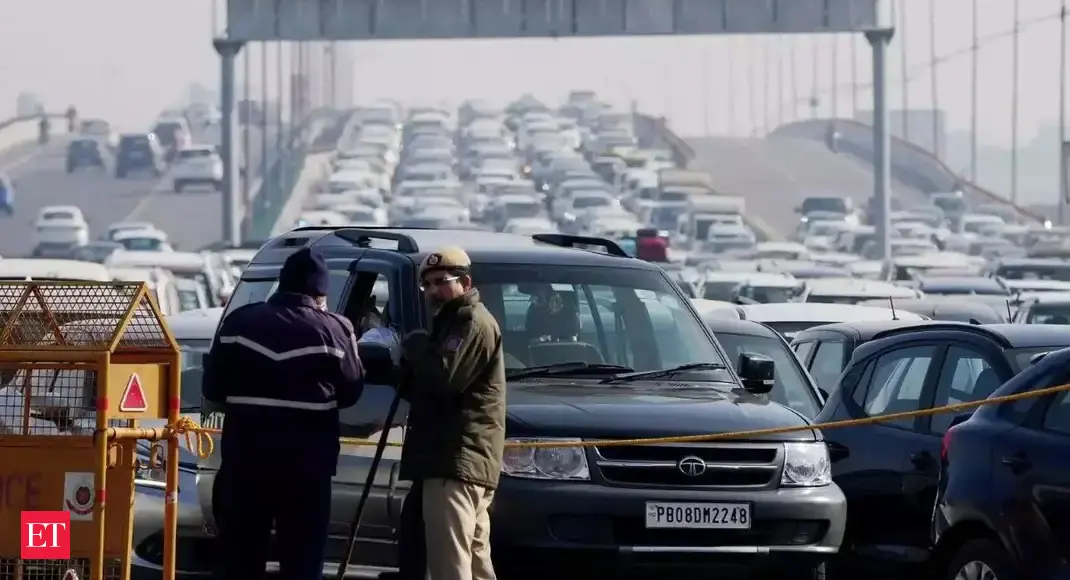 Farmer's Protest: Pictures show massive traffic jam at Delhi Noida ...
