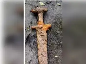 A Treasure Hunter Finds A 1,000-year-old Rusty Viking Sword - The ...