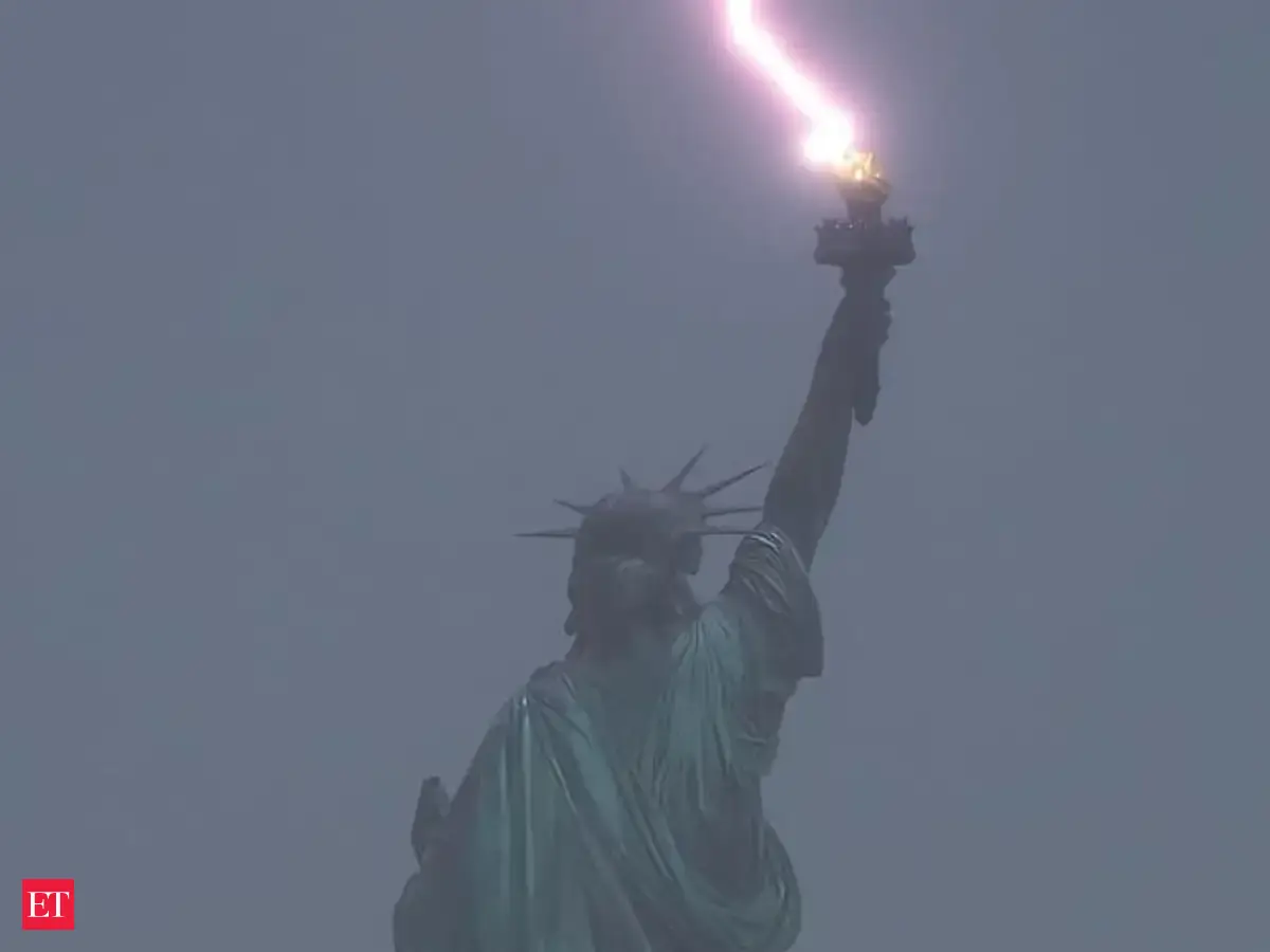 Lightning strikes the Statue of Liberty. See pics - A striking image ...