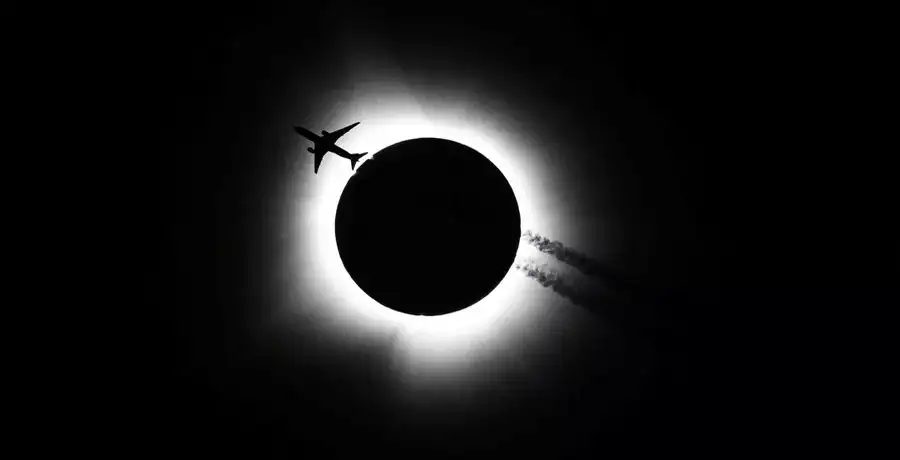 Stunning photos! Total solar eclipse wows skywatchers in North America ...