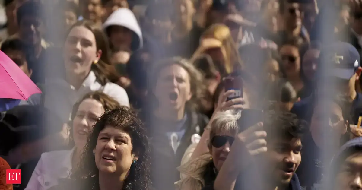 Donald Trump booed and heckled by raucous crowd at Libertarian ...