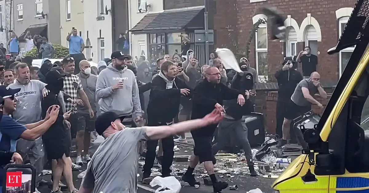 Violent crowd clashes with UK police after young girls killed - The ...