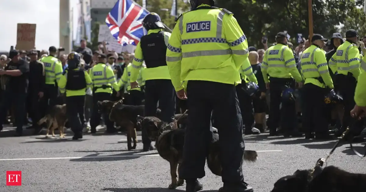 UK riots: 6,000 police at the ready to quell UK riots: Government - The ...
