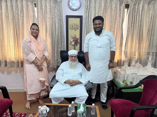 Swara Bhaskar seeks blessings from preacher who opposed female ...